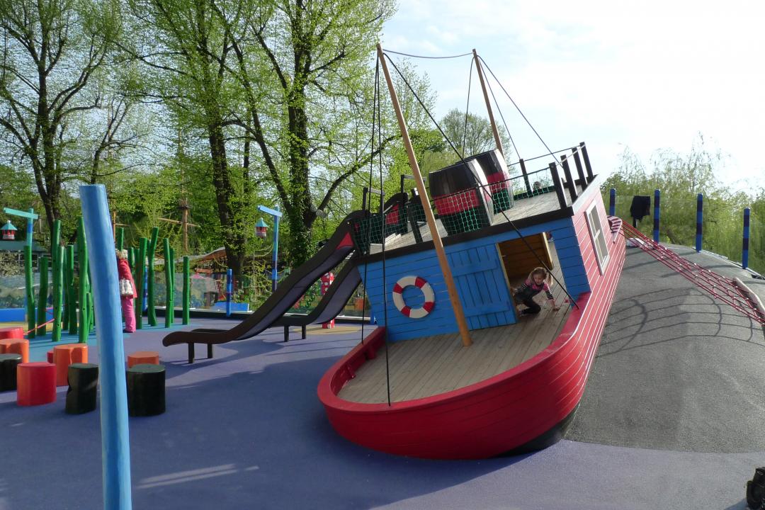 Frontpage | Artistic playgrounds | Monstrum